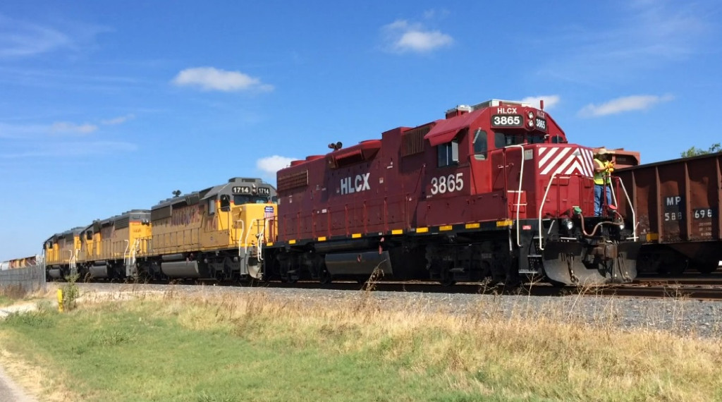 HLCX 3865 4Aug2016 Yard Work